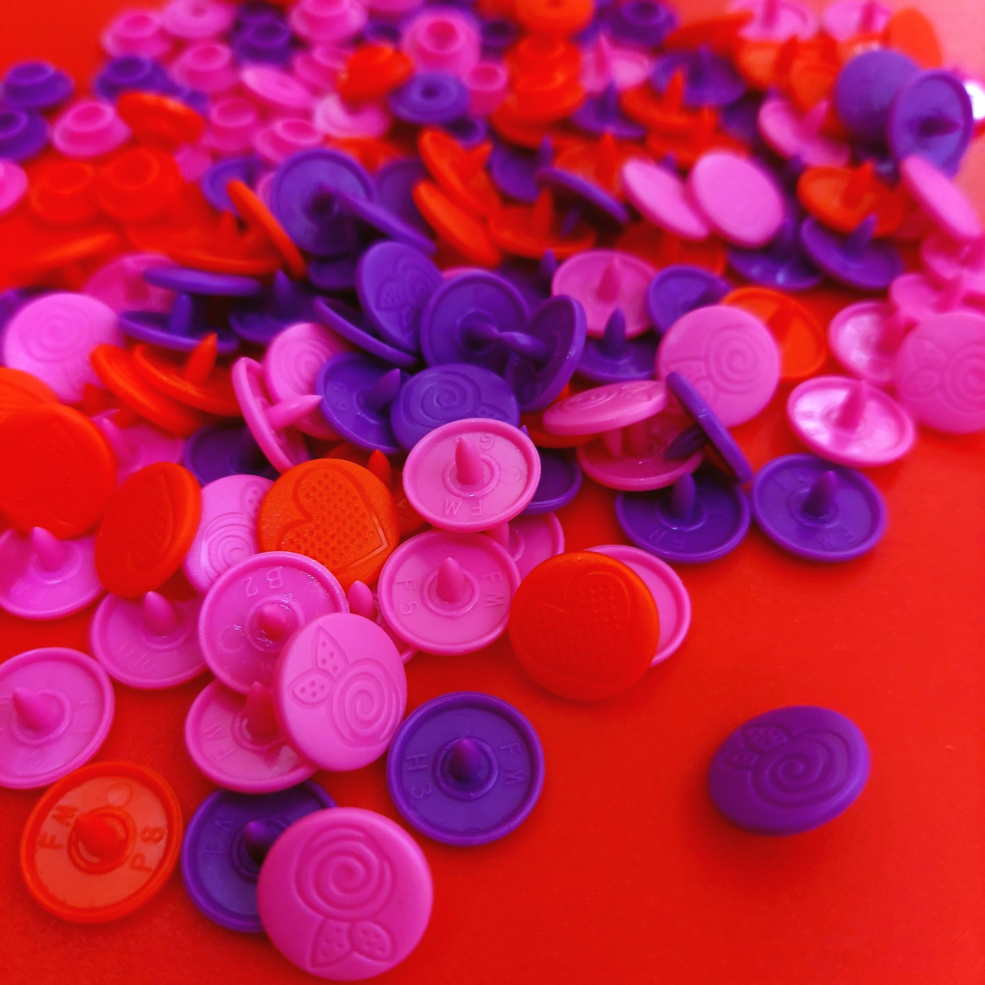 Red, Pink, Purple Plastic Snaps; 60 sets; Size 20 | Alonso Sobrino